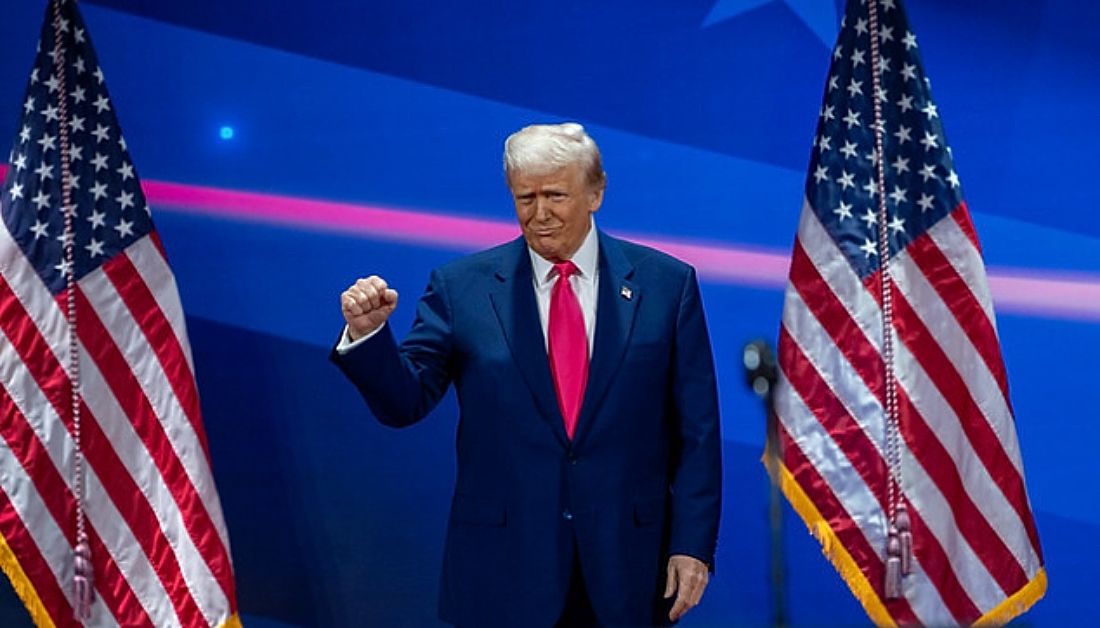 Trump puts another iconic self-portrait right next to 'Crooked Hillary ...